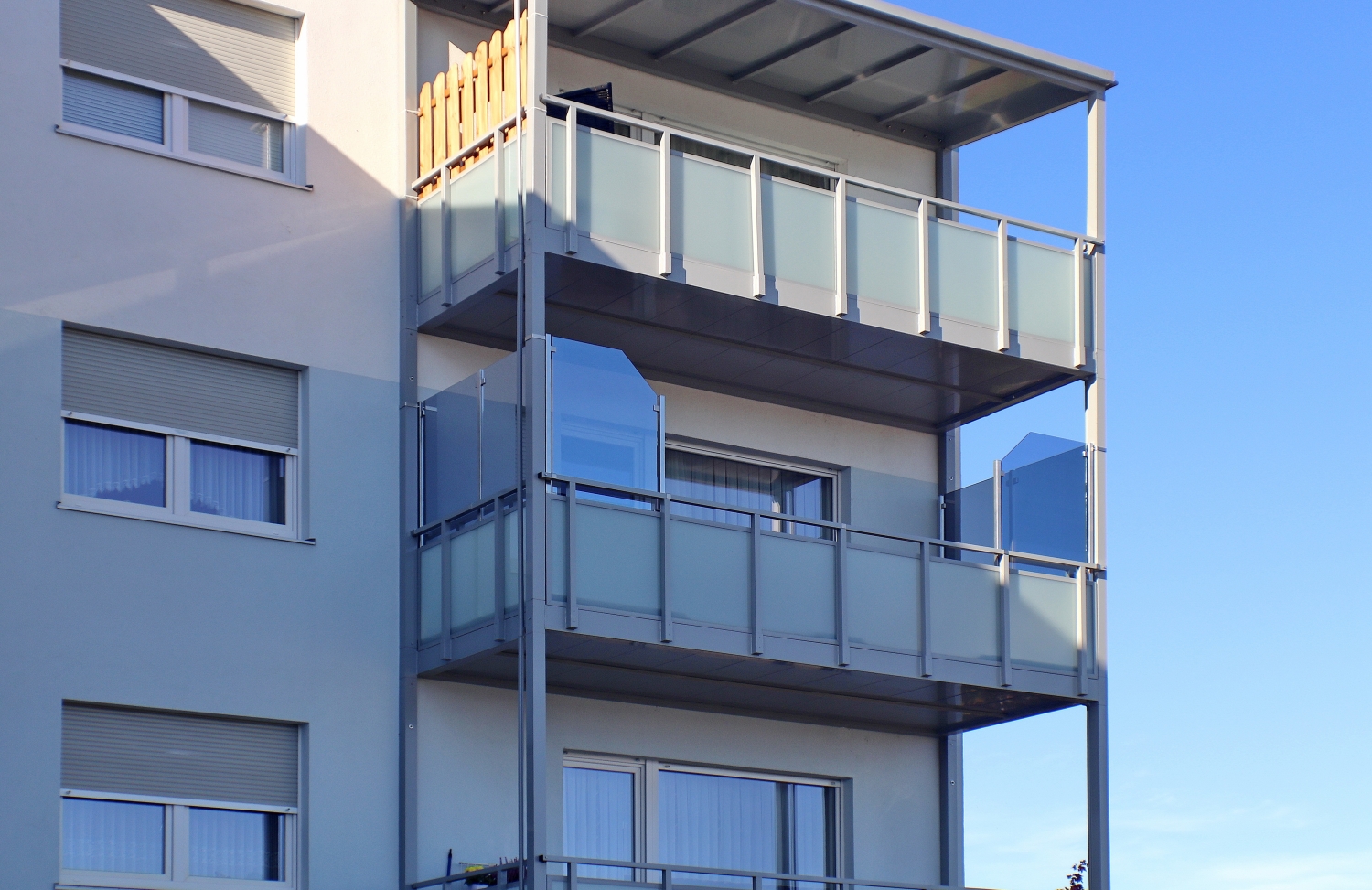 Windschutz aus Edelstahl und Wärmeschutzglas