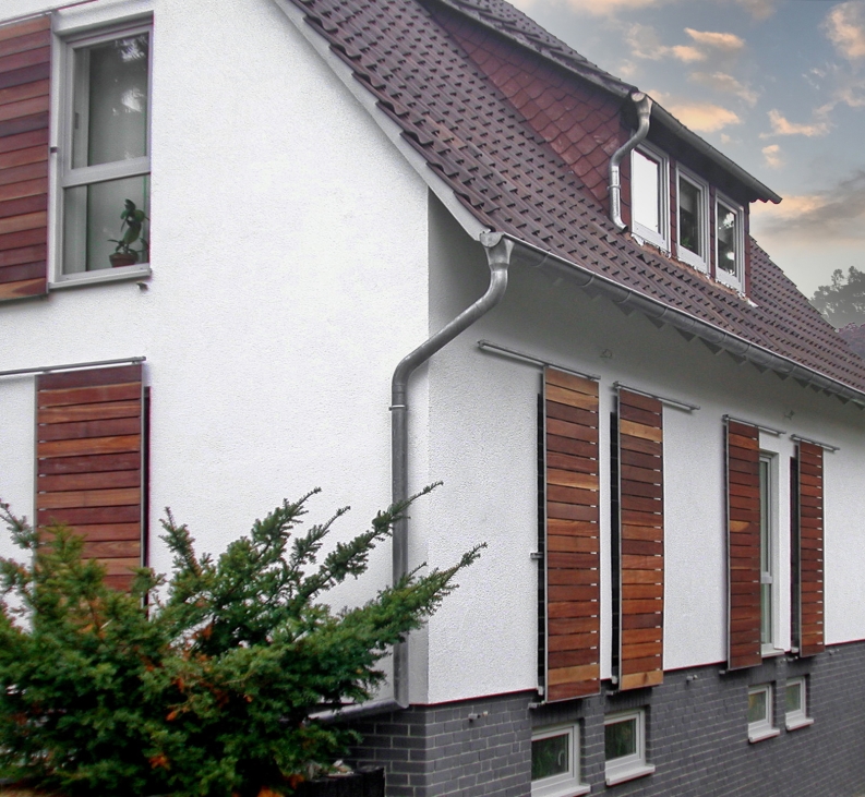 Schiebe Rolläden aus verzinktem Stahl, die Füllung ist aus